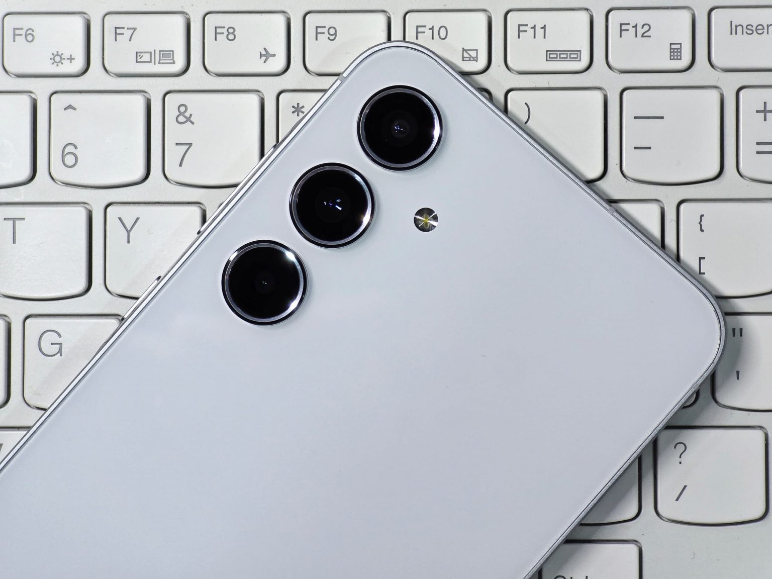 Samsung Galaxy A55 5G 詳細評測：質感、性能與安全性的升級足以讓它成為優秀的中階機？ - VTECH