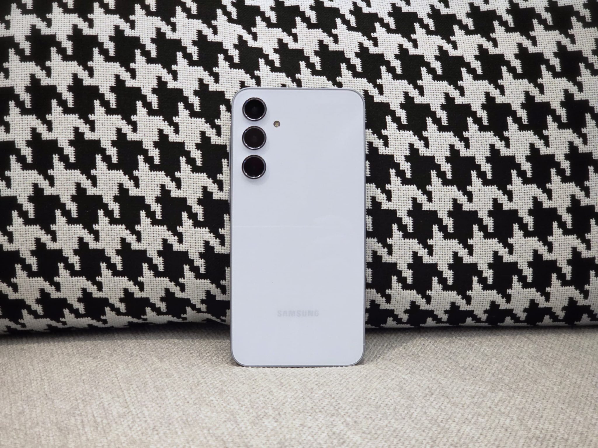 Samsung Galaxy A55 5G 詳細評測：質感、性能與安全性的升級足以讓它成為優秀的中階機？ - VTECH