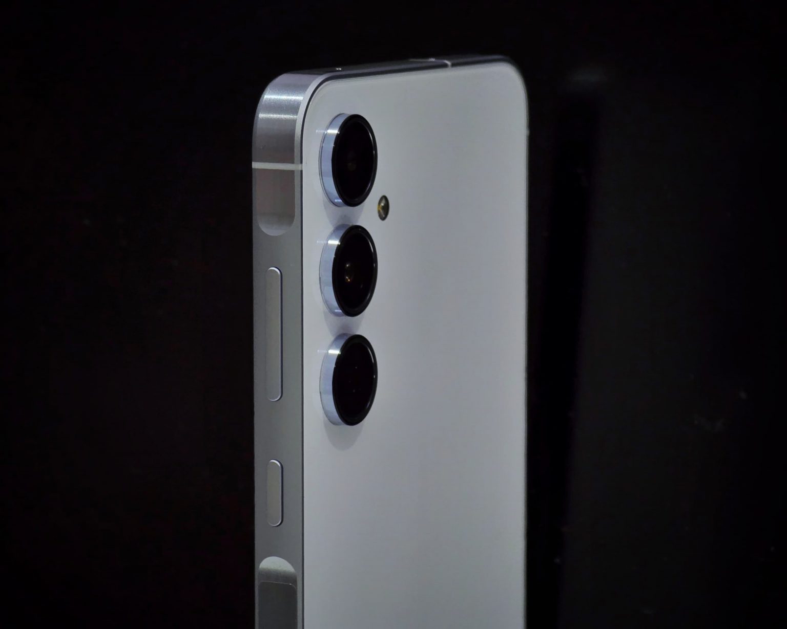 Samsung Galaxy A55 5G 詳細評測：質感、性能與安全性的升級足以讓它成為優秀的中階機？ - VTECH