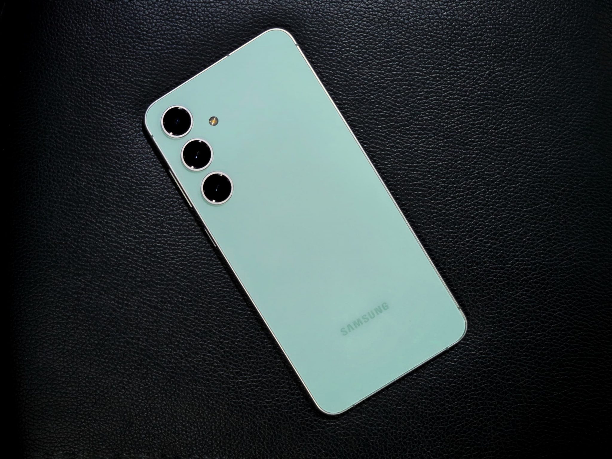 Samsung Galaxy S24 FE 開箱測試：Galaxy AI 功能全包攬；屏幕、性能與電量均升級！ - VTECH