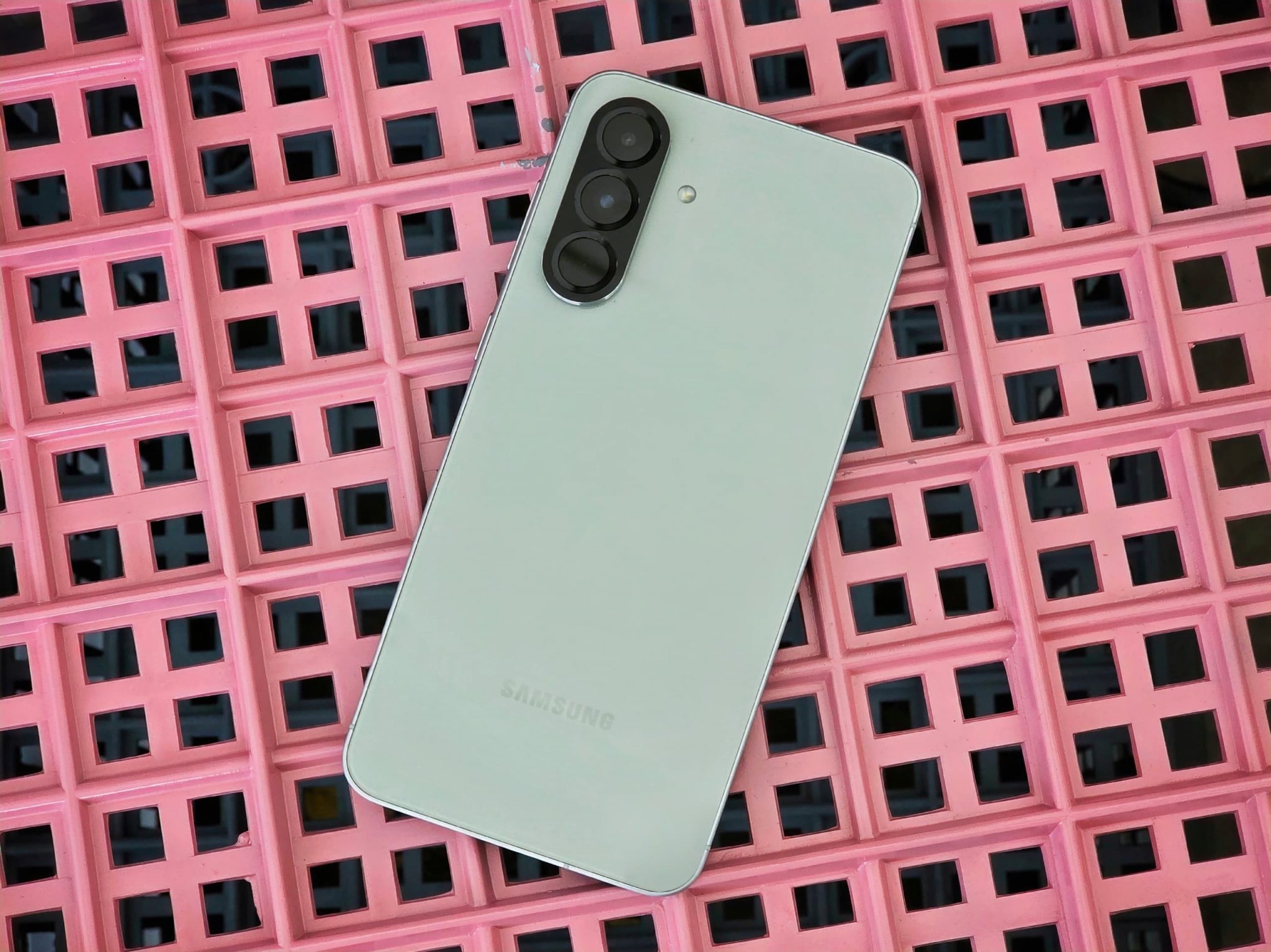 Samsung Galaxy A56 5G 開箱初體驗：更有趣了 ~ 當中端機也開始玩起輕薄設計與 AI 功能！ - VTECH